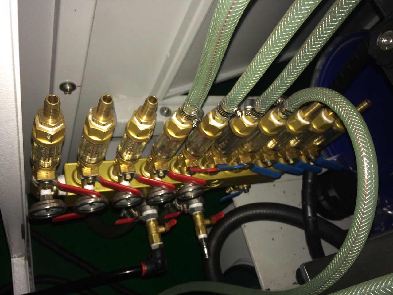 Liquid cooling coupler