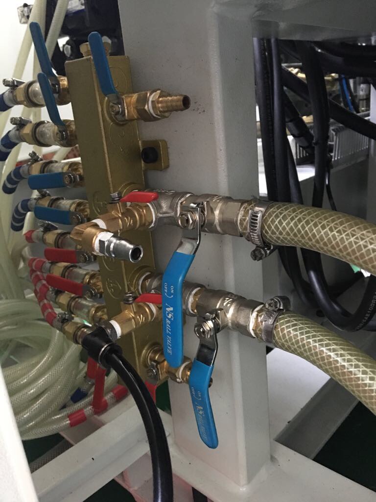 Liquid cooling coupler