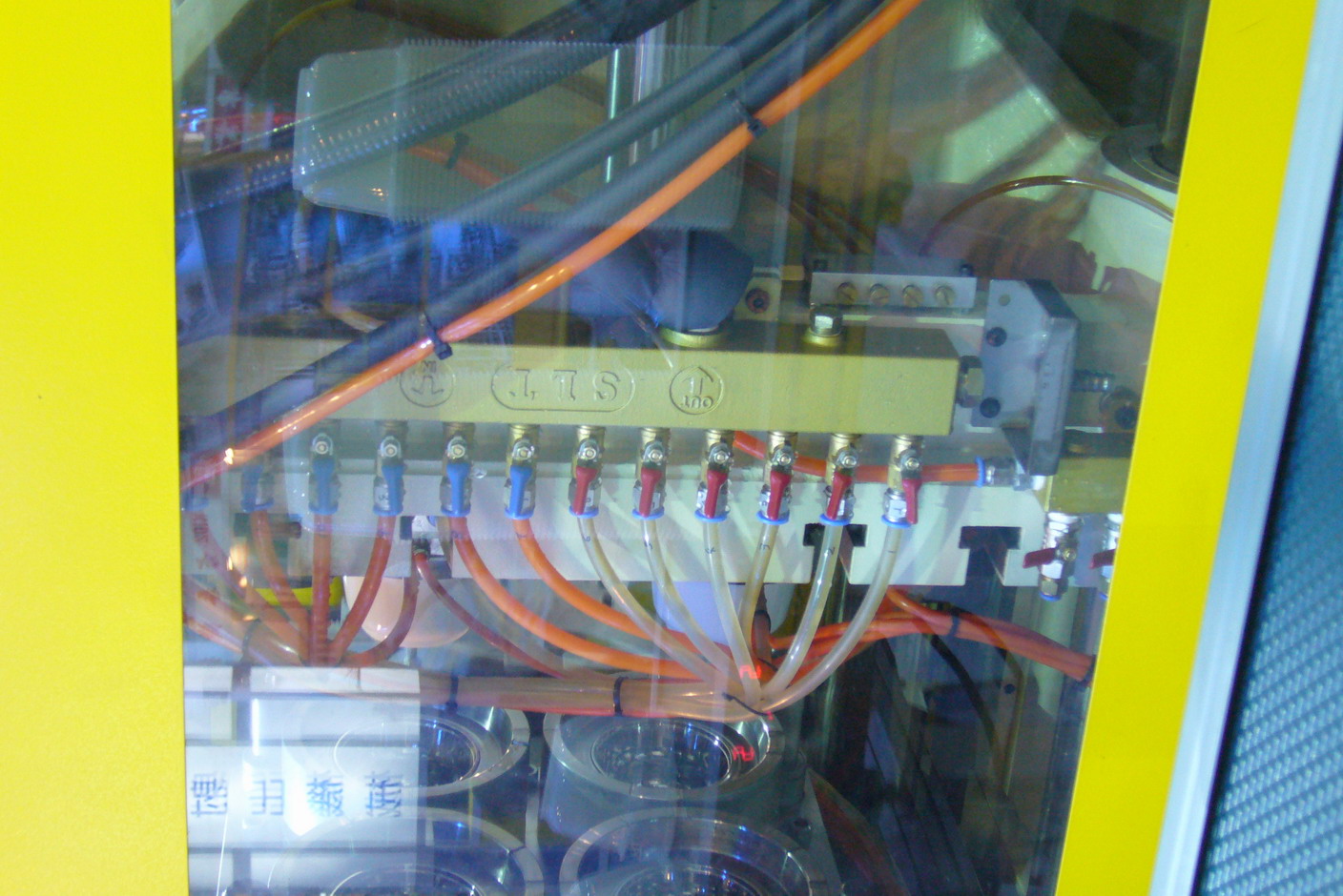 Liquid cooling coupler